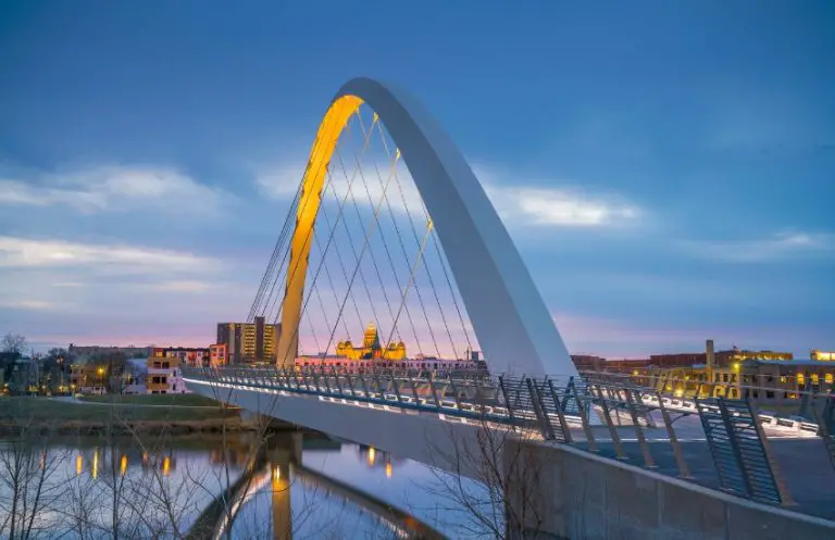 Iowa Symbols: History And Symbolism - Symbol Genie